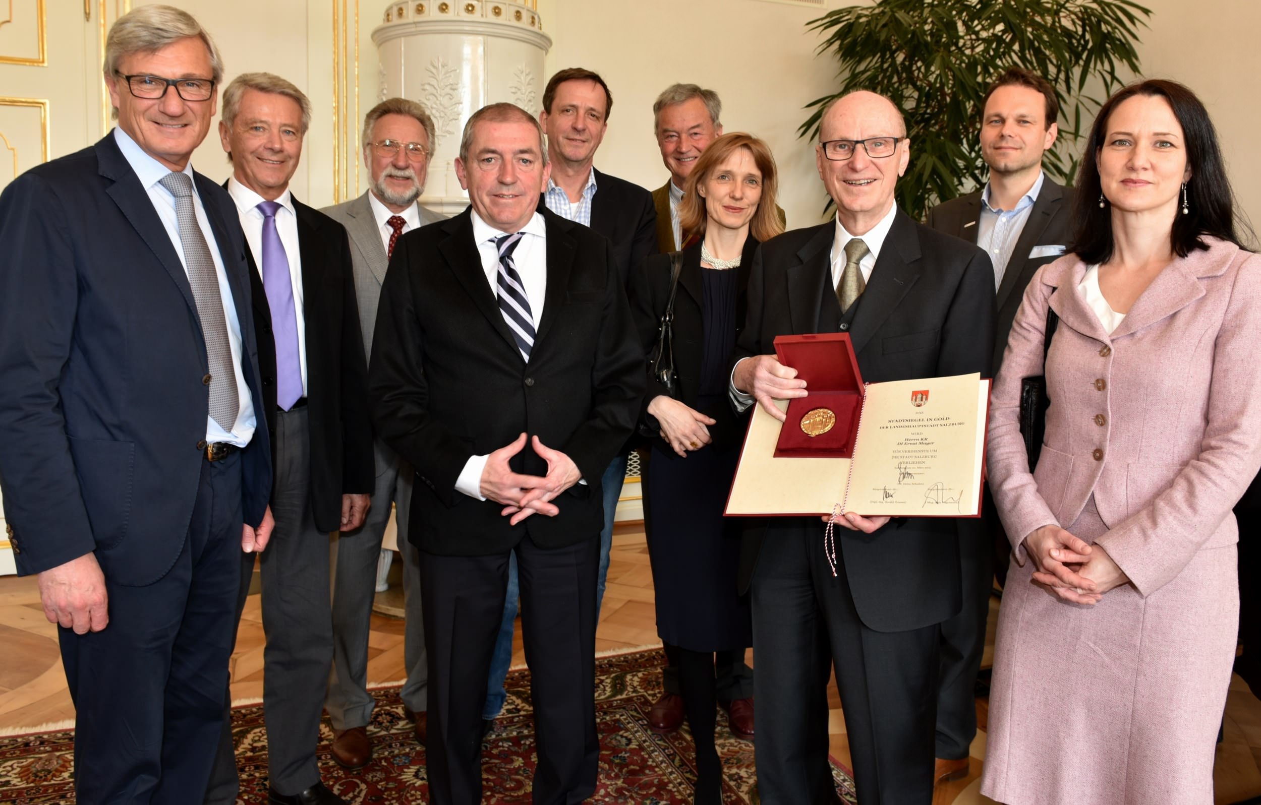Stadt Salzburg - Stadtsiegel in Gold für KR Dipl.-Ing. Ernst Mayer